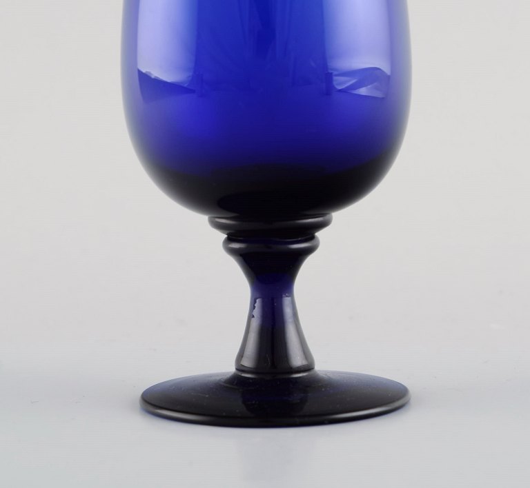 L Art - Monica Bratt for Reijmyre. Otte sherry glas i blåt mundblæst